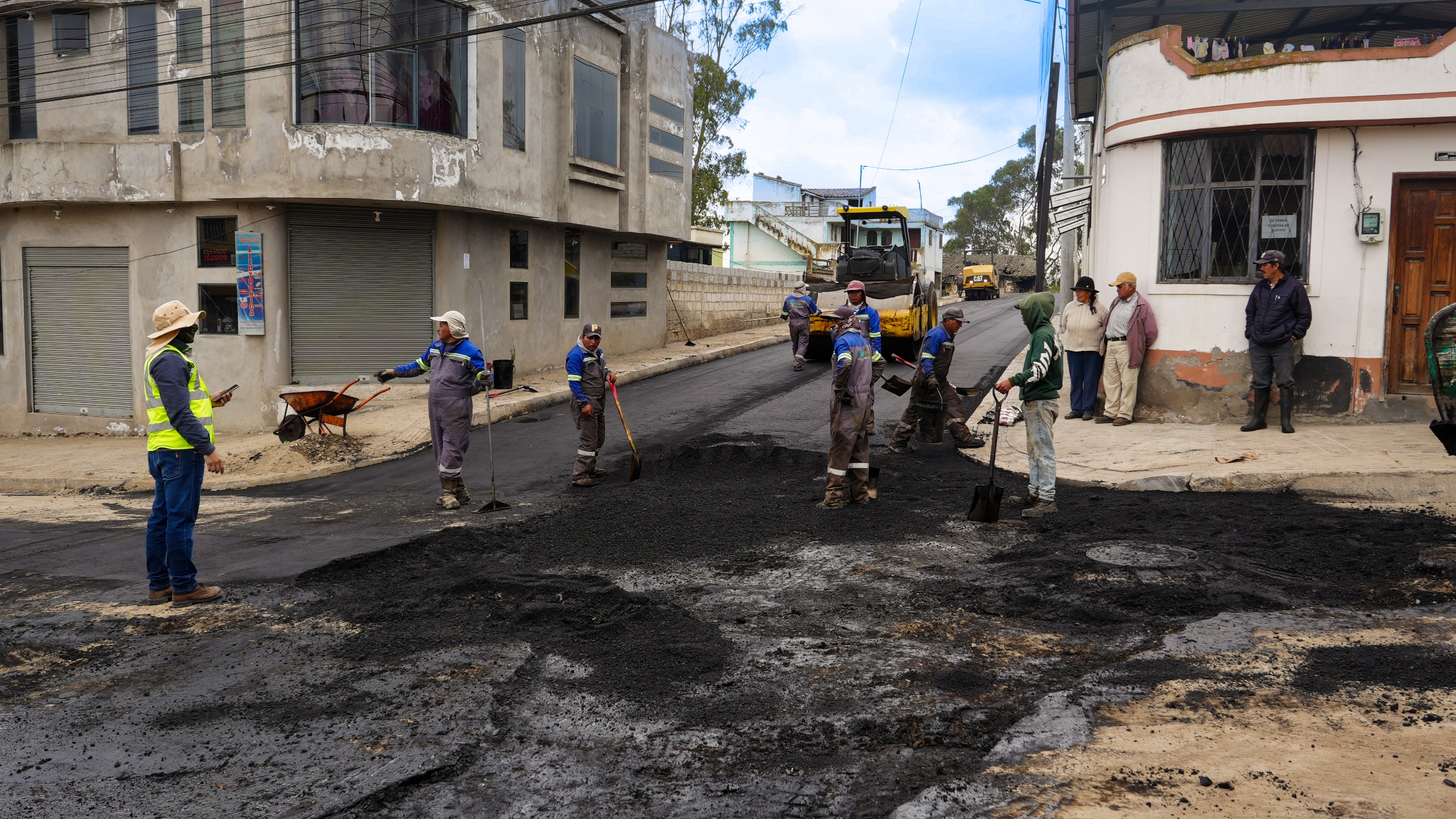 Obras viales en Pilahuín - El Heraldo